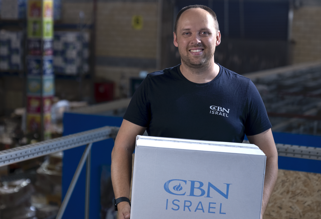 Providing Emergency Food and Supply Boxes for Northern Israel - CBN Israel
